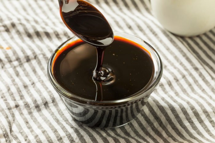 Melassa, proprietà e utilizzi in cucina