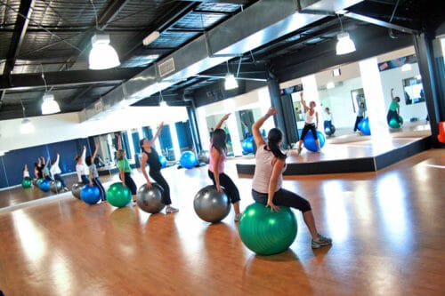 Fitball, esercizi e benefici di questo attrezzo per il fitness