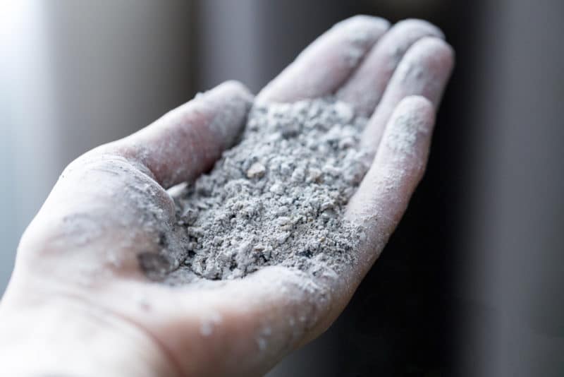 Cenere: tutti i modi per riutilizzarla prima del suo smaltimento