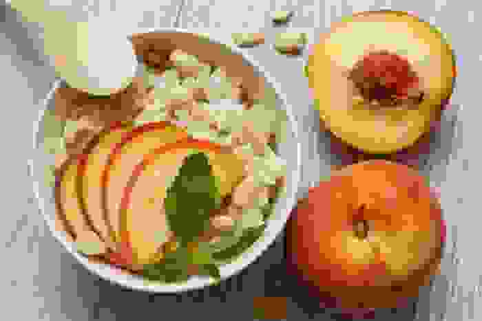 Pesca noce frutto estivo succoso e profumato dalla buccia liscia