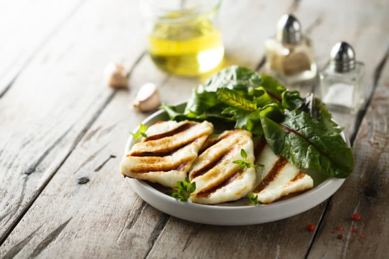 Halloumi: proprietà, utilizzi e idee su come cucinarlo