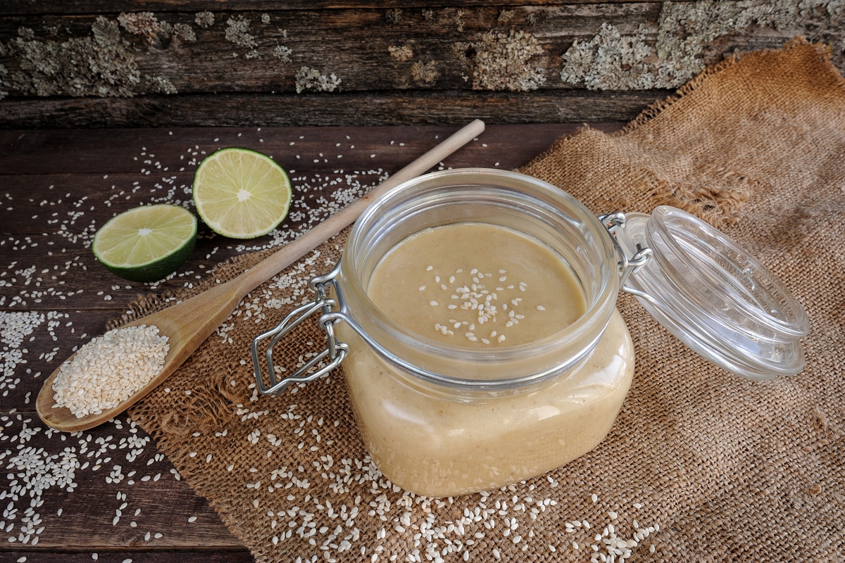 Tahina: cos'è, come si prepara e come si utilizza in cucina