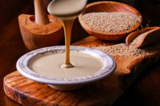 Tahina: cos'è, come si prepara e come si utilizza in cucina