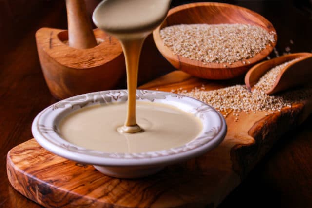 Tahina: cos'è, come si prepara e come si utilizza in cucina