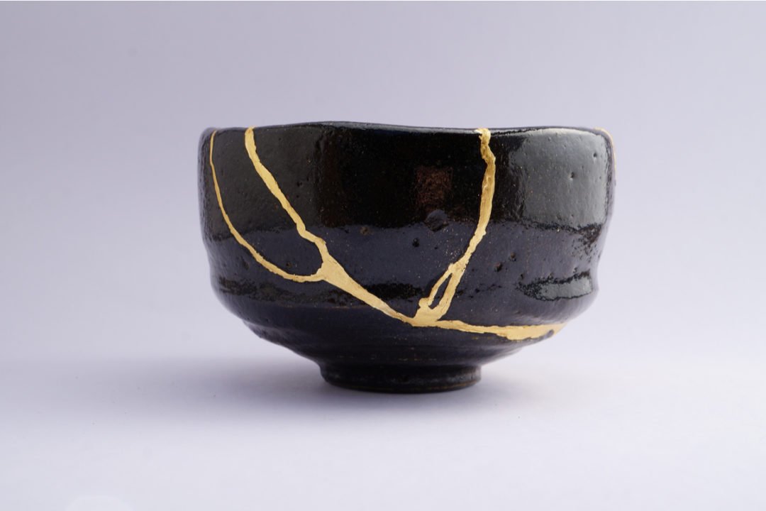 Il kintsugi è l'arte giapponese di riparare le crepe con l'oro