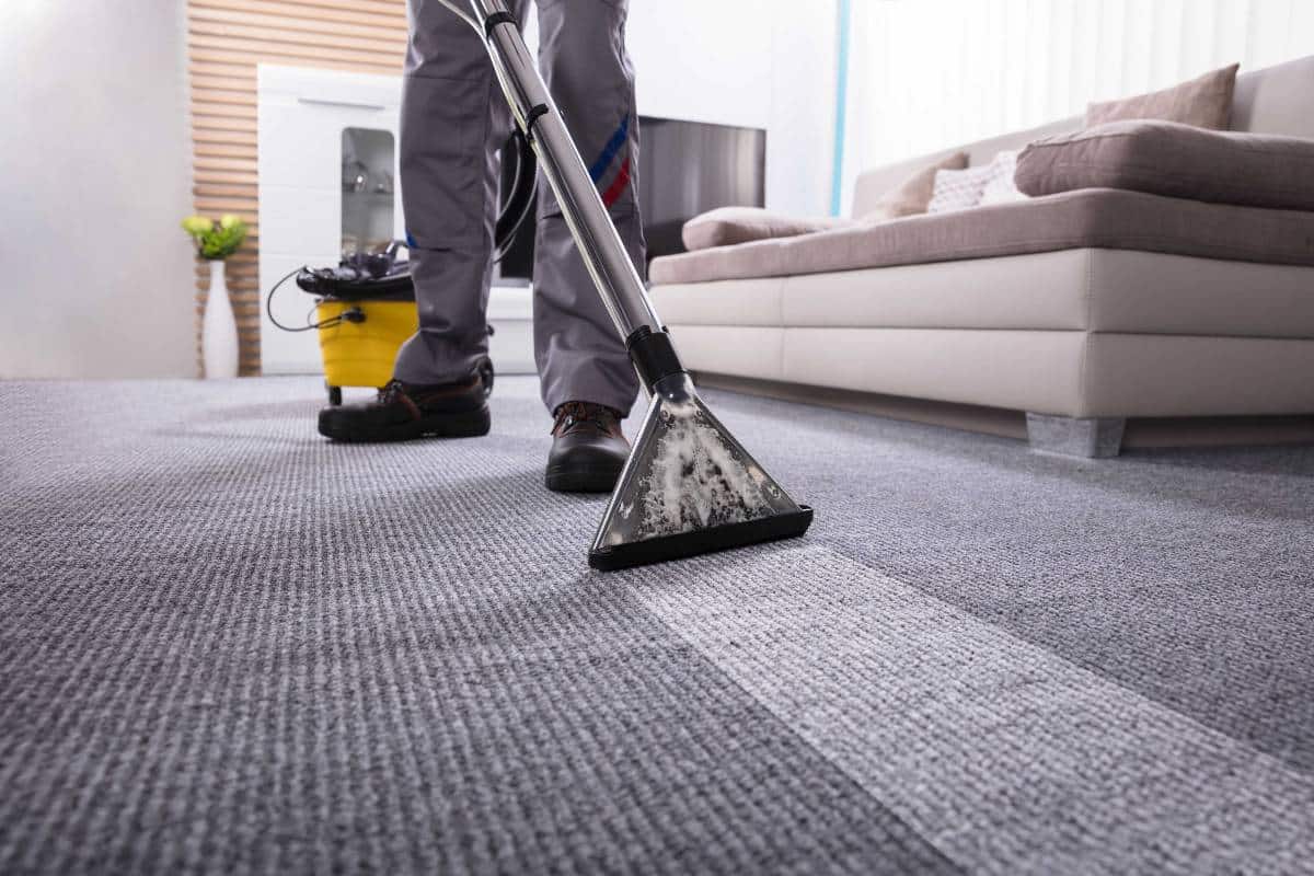 Come pulire la moquette: consigli per pulizia ordinaria e in profondità