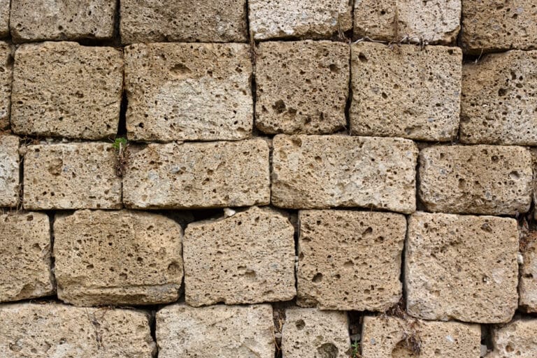 Tufo: cos'è, proprietà, estrazione e principali impieghi