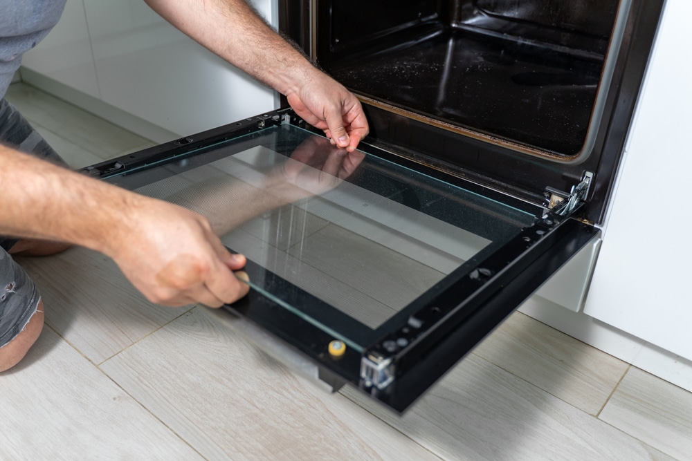 Come pulire il vetro del forno molto sporco ed incrostato